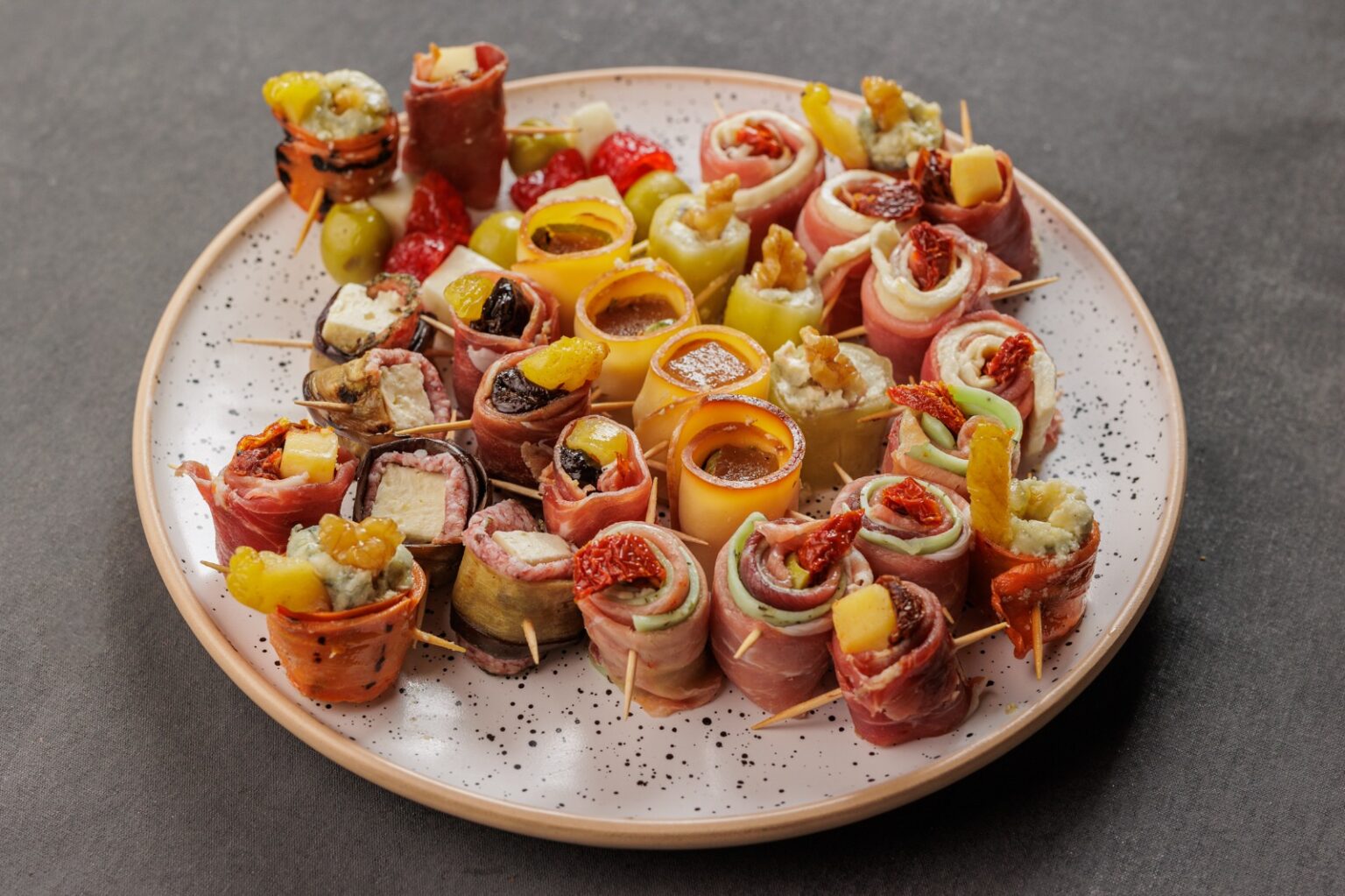 PINCHOS PARA TABLA GRANDE. Reemplaza 2 dips con quesitos – La Tablita Deli